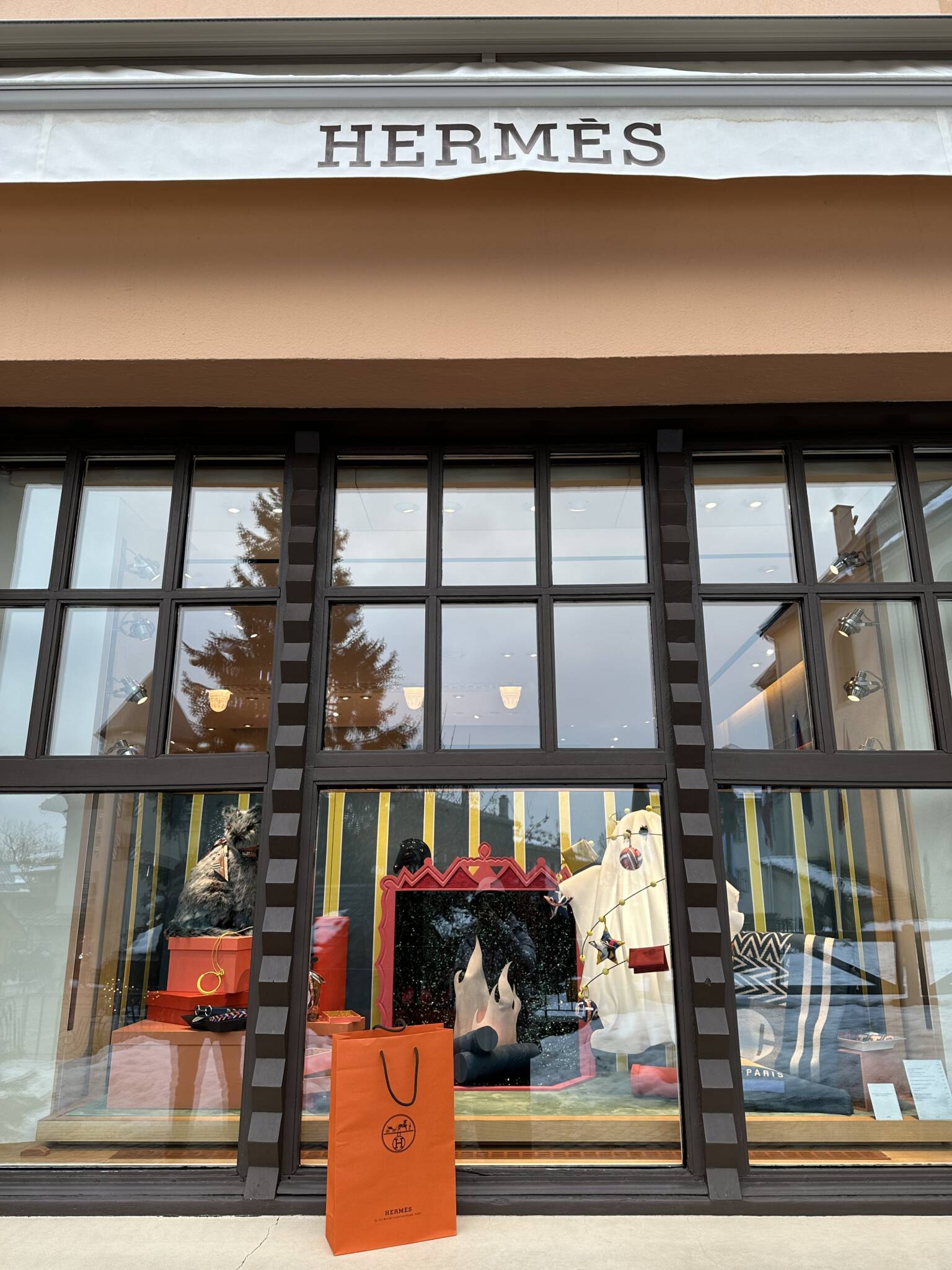 Emily in Paris to Rome: 19 Best Handbags from Season 4 Part 2 - PurseBop